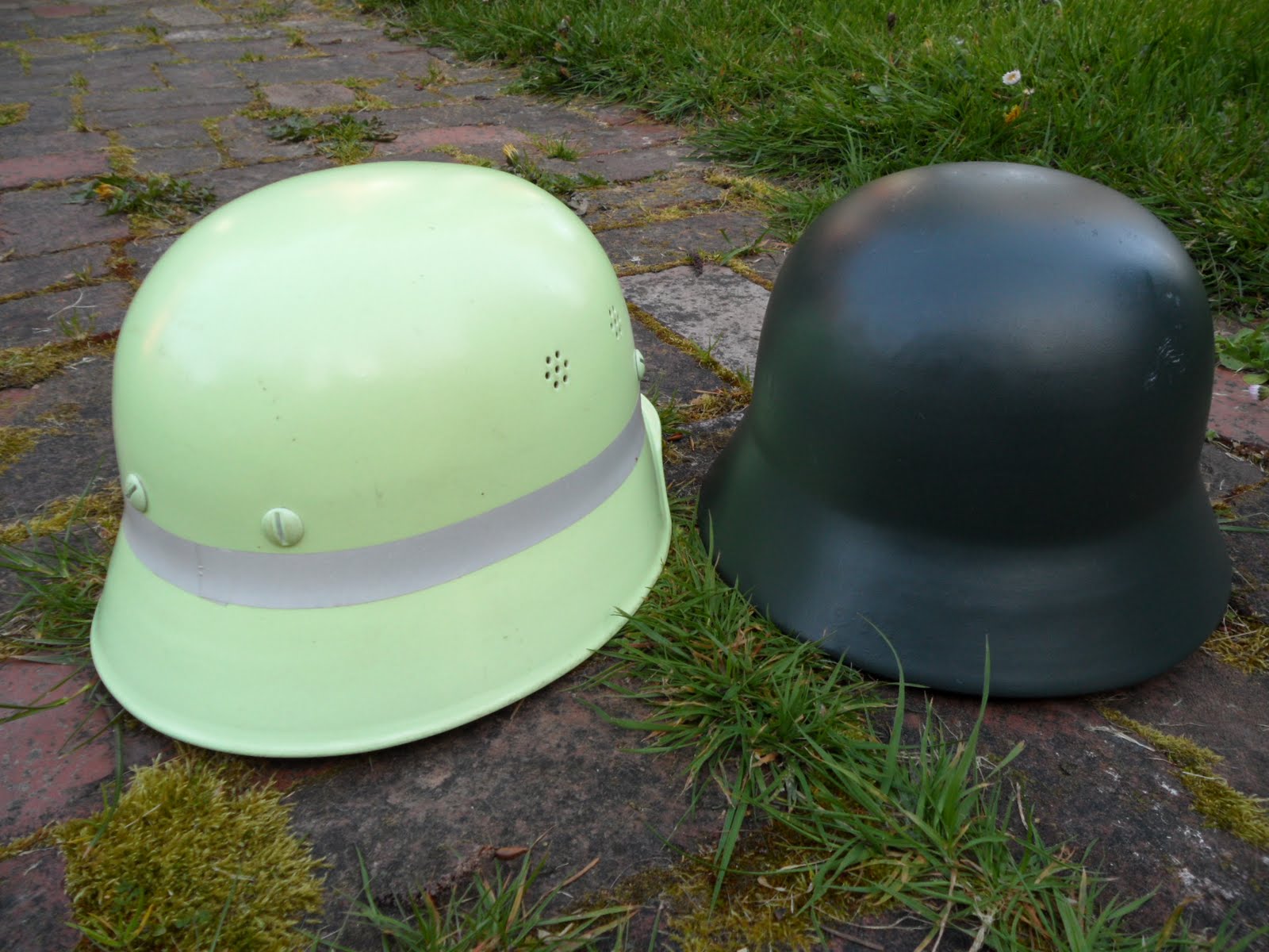 Four Bees: Deutsch Feuerwehrhelm, West German Fire Helmet 1992