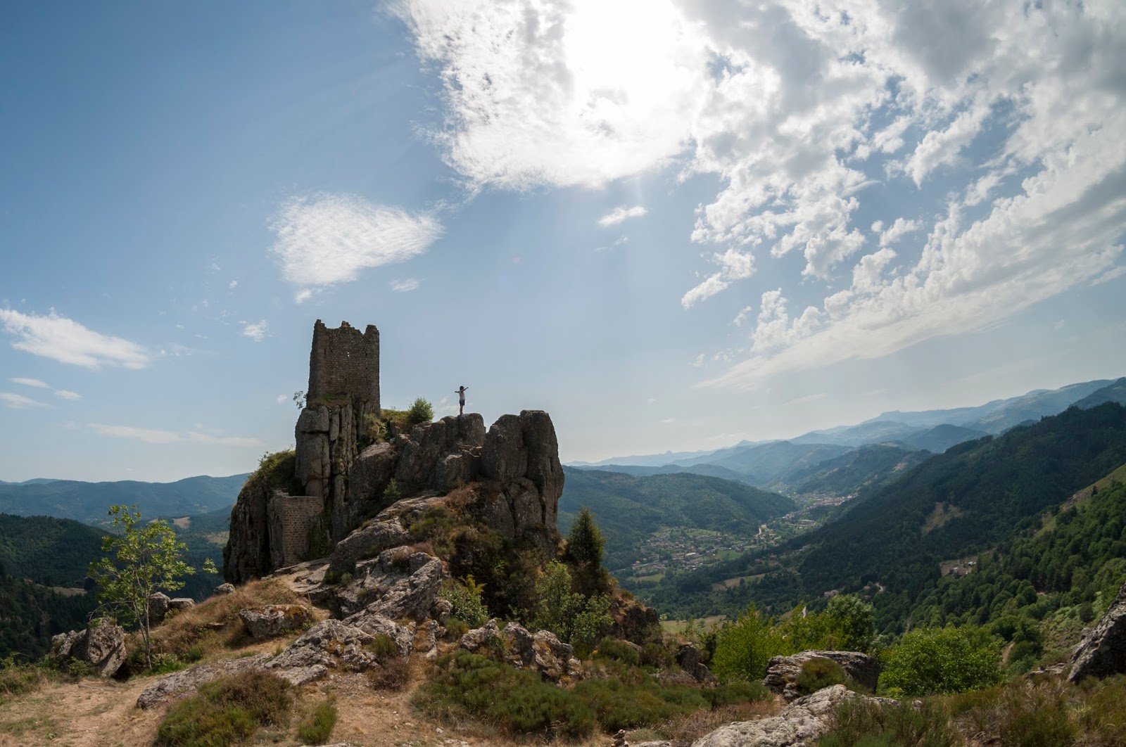 Ruines et randonnée : le château de Rochebonne | La Faute Au Graph.
