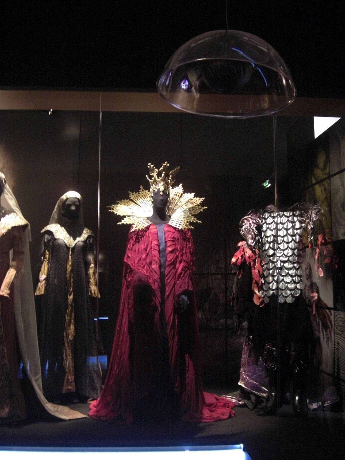 Daniel Ogier le décorateur: COSTUMER LE POUVOIR opéra et cinéma