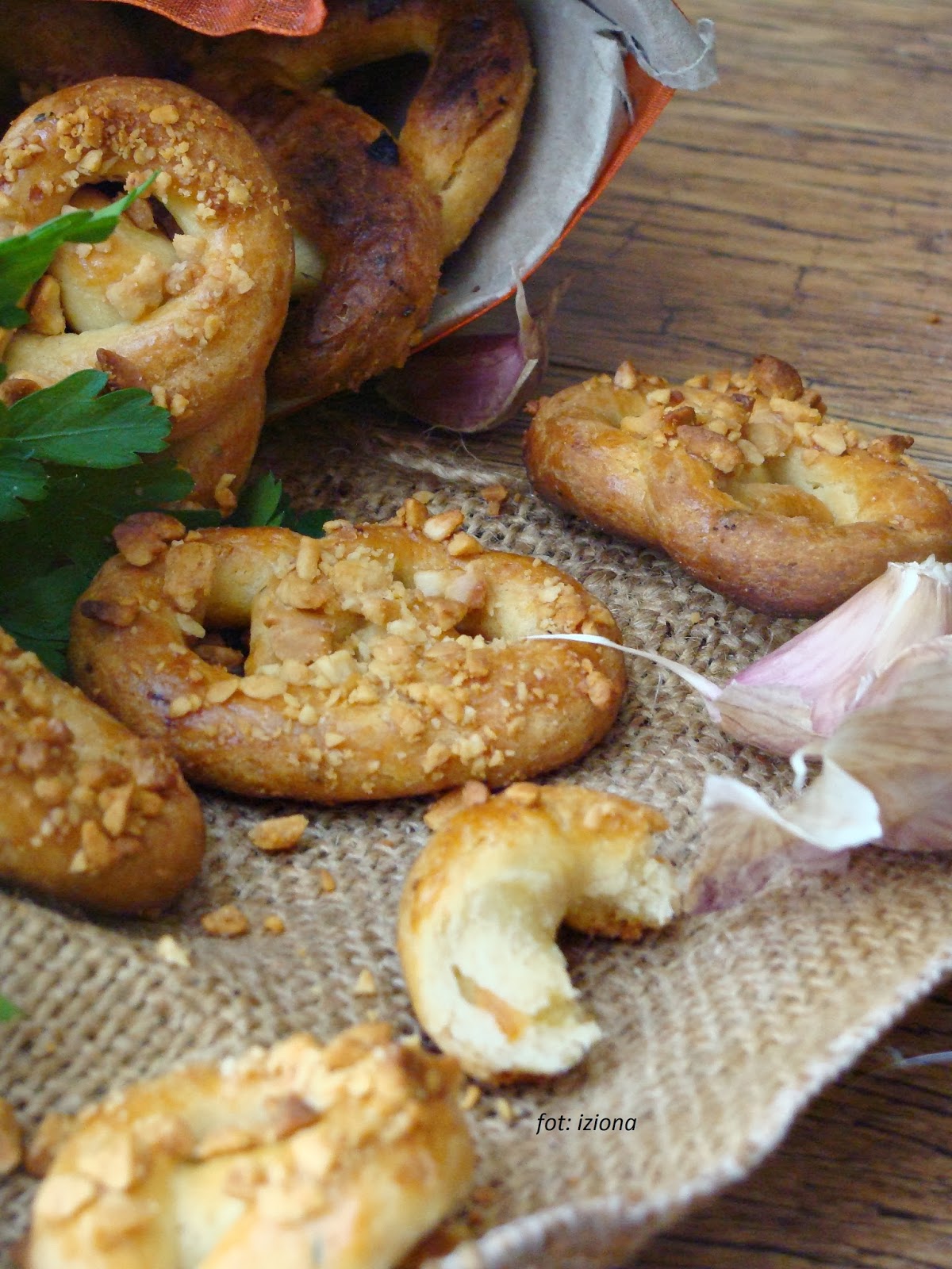 Izioni pyszne smaki: Ziołowo-orzechowe precelki