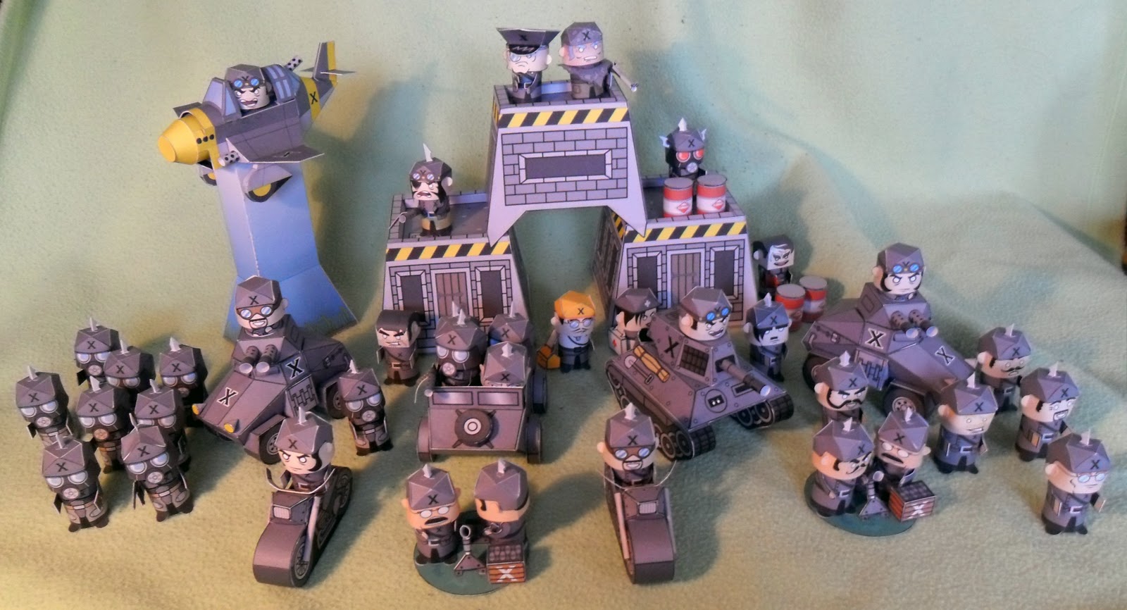 Gibbering Madness: Flipitpapercombat... Black X army...