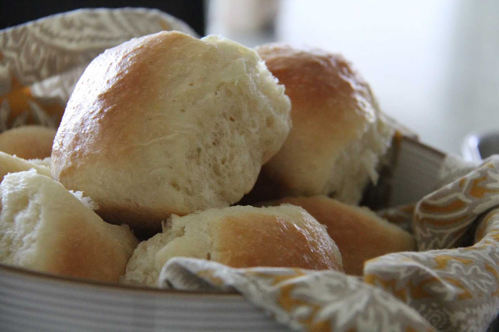 A Bountiful Kitchen: Big Fluffy Pan Dinner Rolls