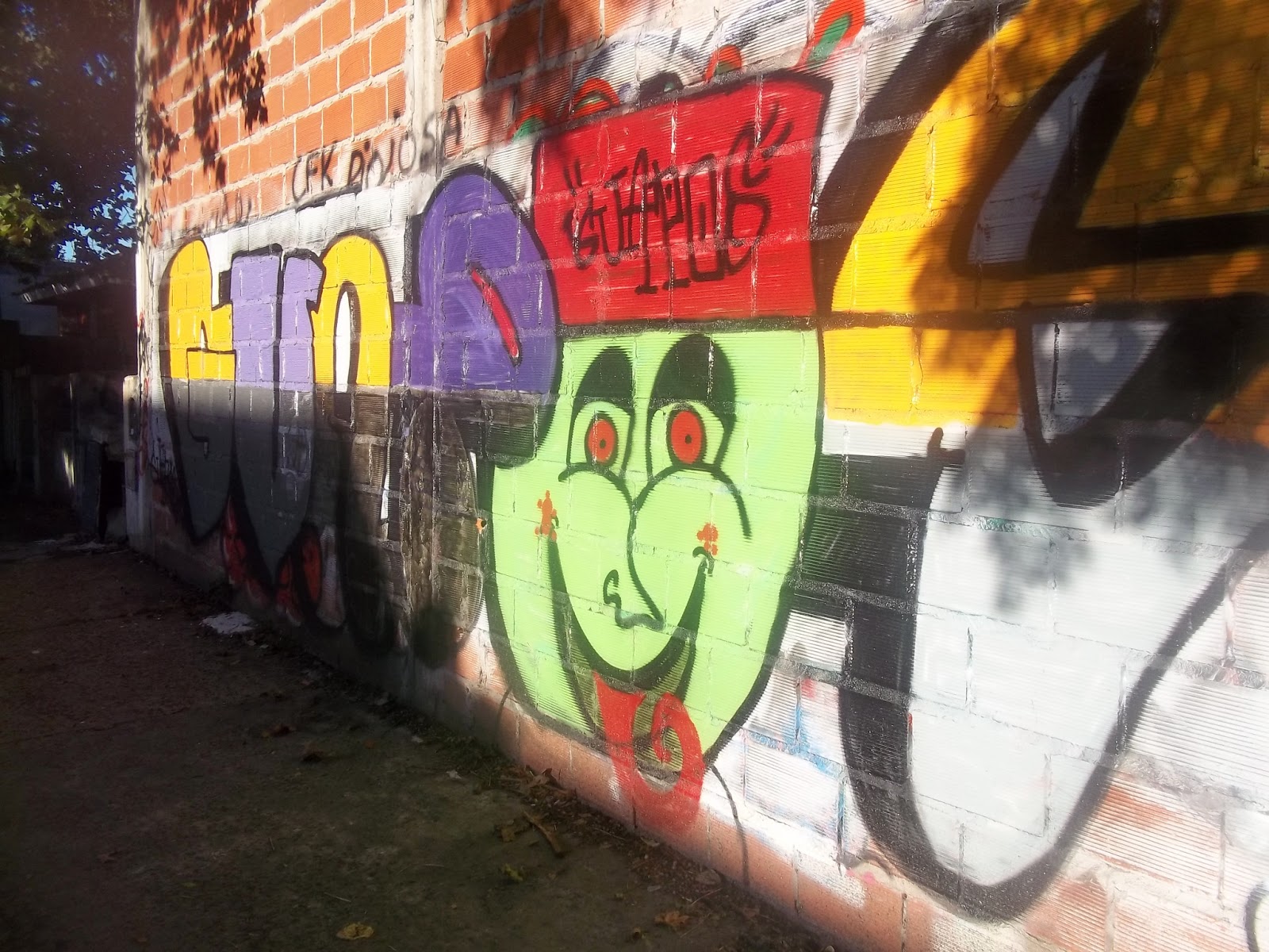 COSAS VARIAS: dos stencils graffiti pintada mas un meme en banfield