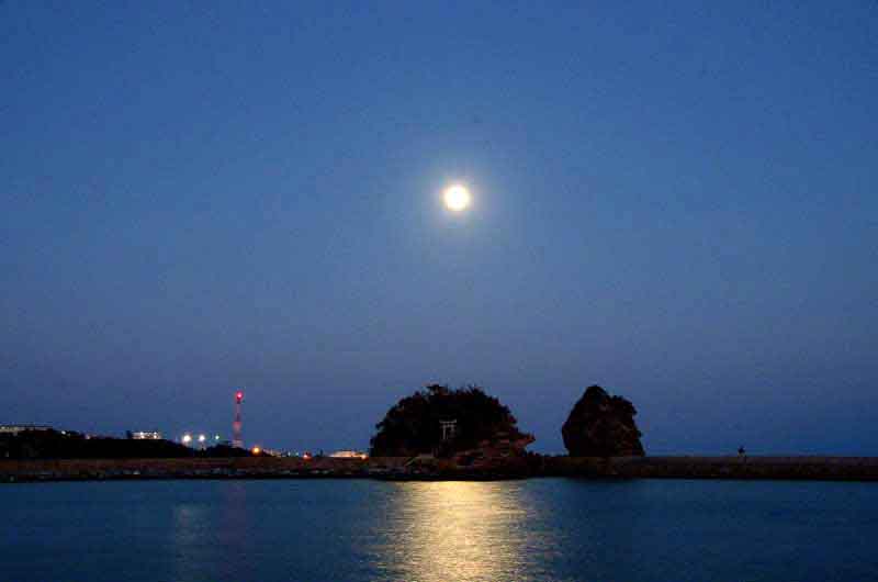 Ryukyu Life: Night Before the Full Moon in Okinawa (Photo)