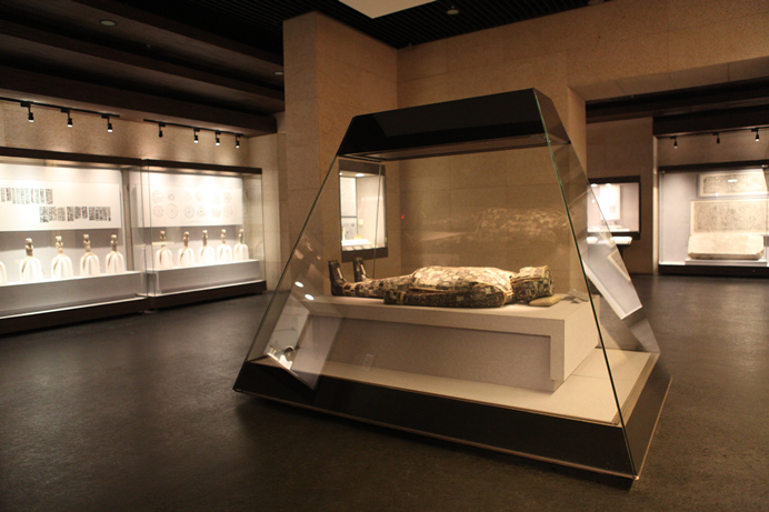 Museum Display Cases: Museum display cases from Wangda Showcases ...