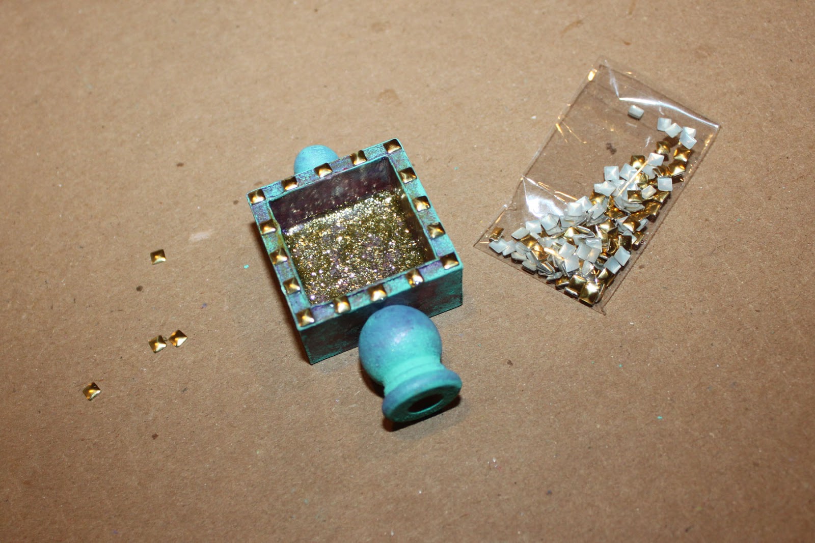 Retro Café Art Gallery: New Charming Tiny Shrines + a Tutorial‏