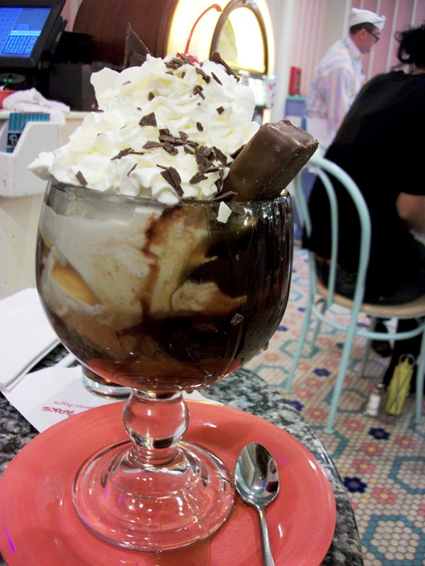 Main Street Gazette: Sundaes on the Beach