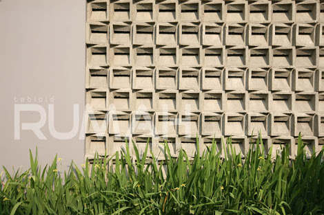 Informasi Material: Batu roster material untuk fasad rumah