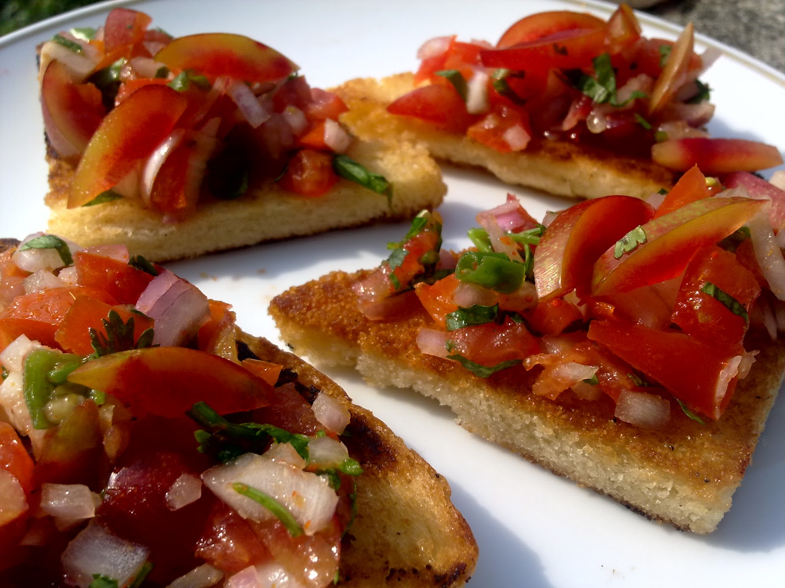 foodiewoodie: tomato peach salsatomato peach salsa on crisp bread