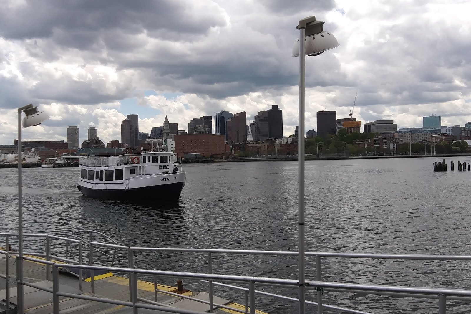 A little ferry-Un petit ferry | Charlestown-Boston Aquarium