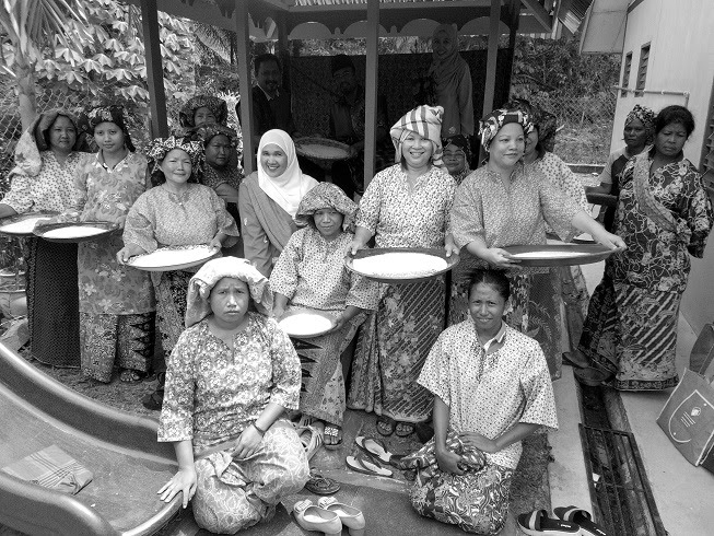 SK BUKIT TAMPOI (ASLI): ORANG ZAMAN DULU MENAMPI BERAS