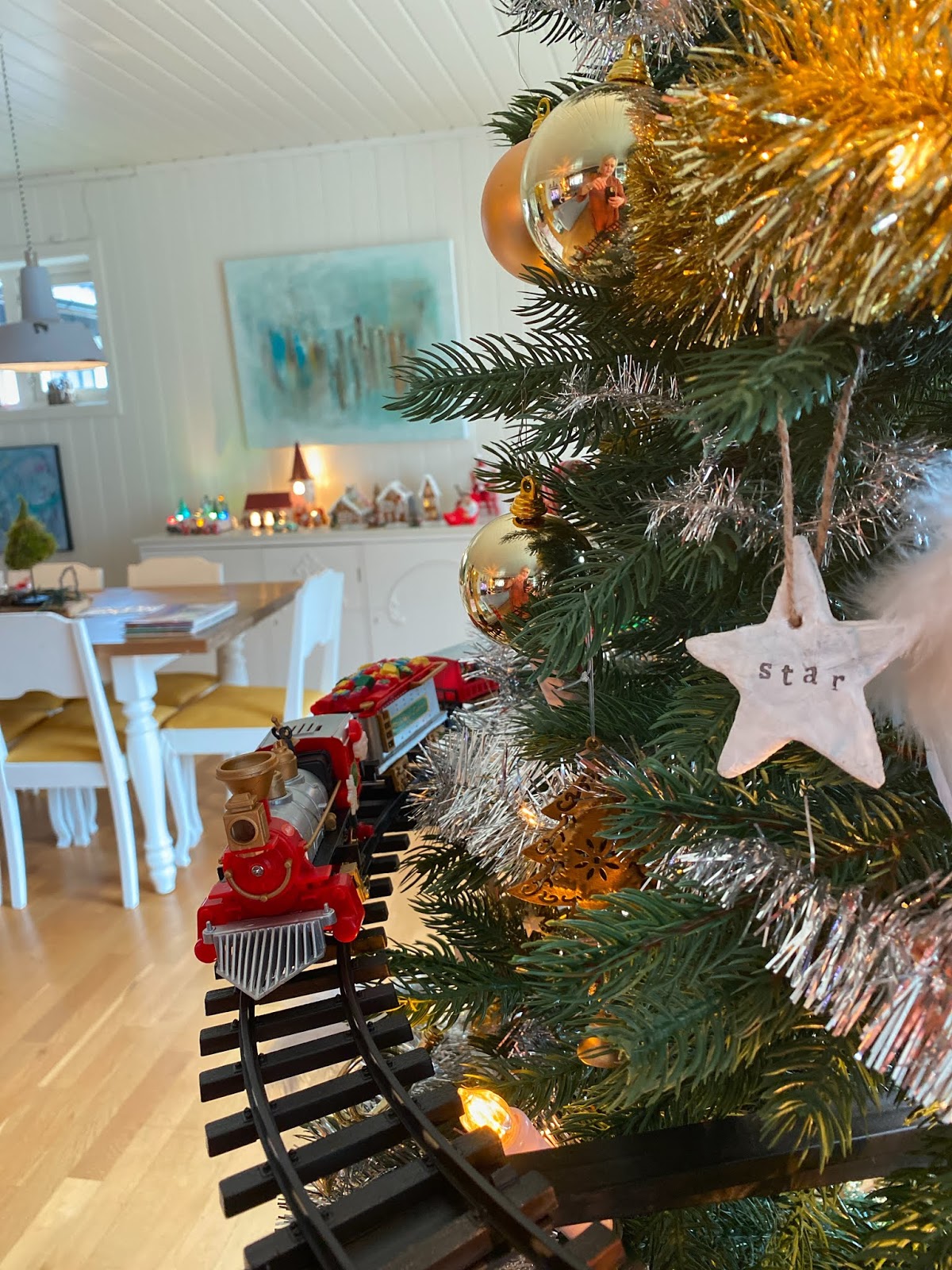 Hobbyvimsa: Årets pepperkakelandsby og juletre med tog