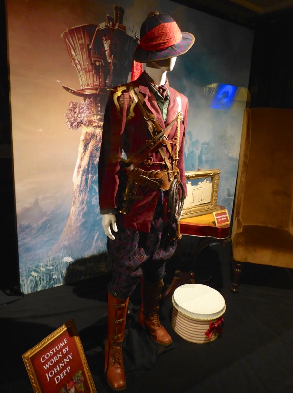 Hollywood Movie Costumes and Props: Johnny Depp's Mad Hatter costume ...