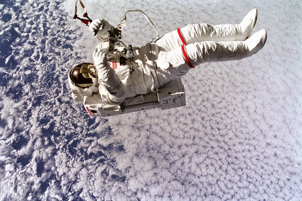 25 Amazing Photographs That Capture Astronauts Make Walking in Space ...