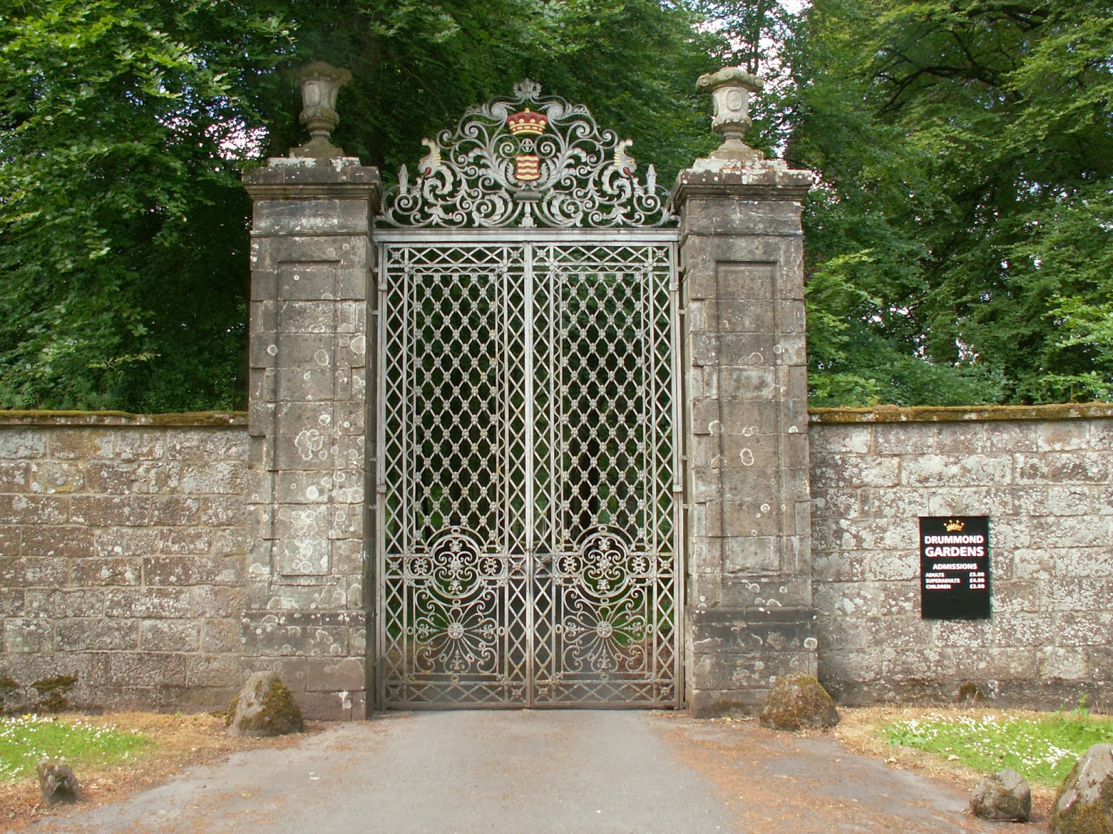 CUBO ET EXCUBO: Drummond Castle Gates