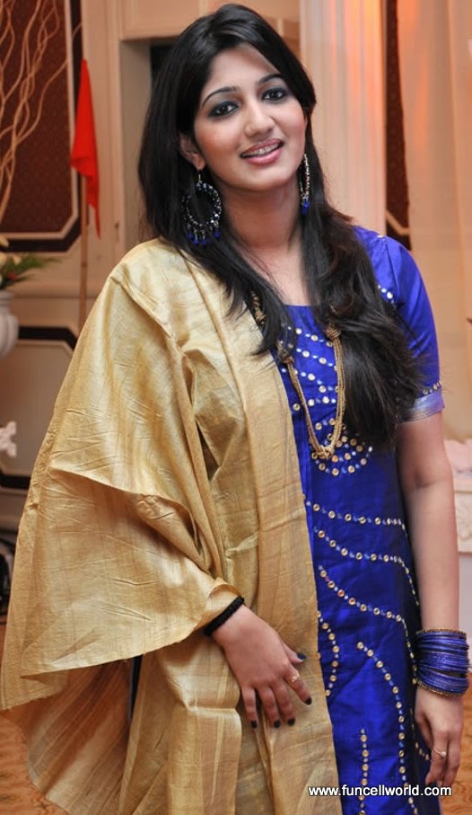 Divya – Cute Photos of STAR Vijay TV Anchor | Hollybab