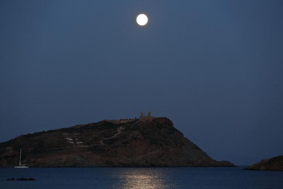 The passion of colors: full moon in Greece!