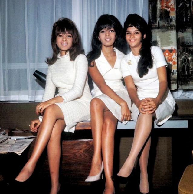 30 Fascinating Vintage Photographs of The Ronettes in the 1960s ...