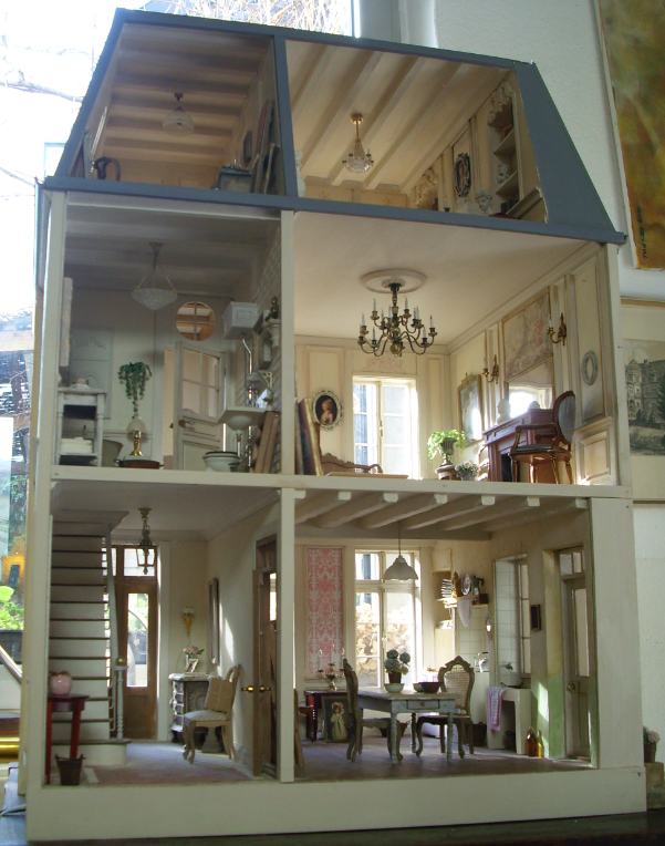 Das Haus "im Ganzen" und das fertige Efeu :)