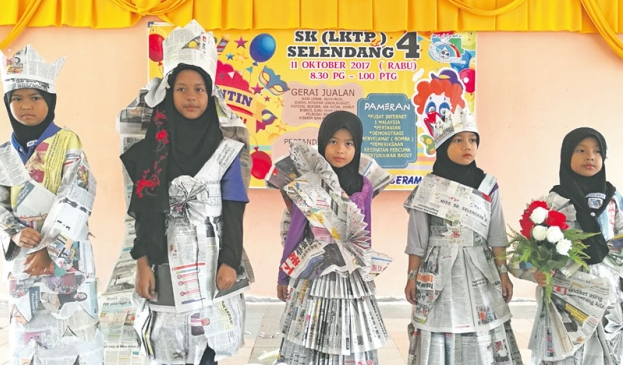 Ibu Bapa, Anak Kreatif Hasilkan Pakaian Guna Surat Khabar