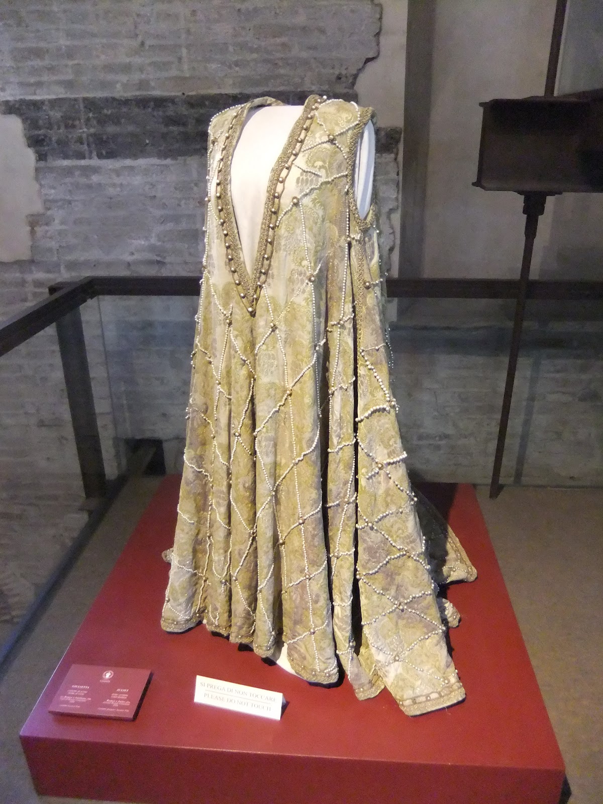 ENTRE TELAS: EXPOSICIÓN INDUMENTARIA DEL RENACIMIENTO