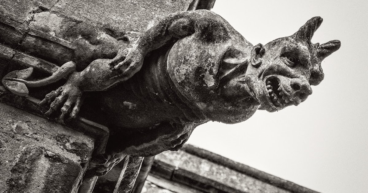 EL PESO DEL UNIVERSO: GÁRGOLAS