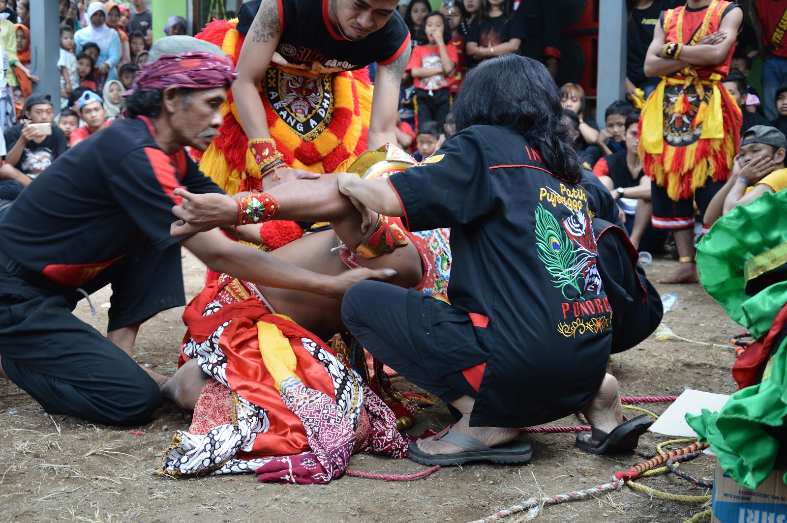 iwan bolosrewu: seni tradisi itu guyub rukun penuh kekeluargaan