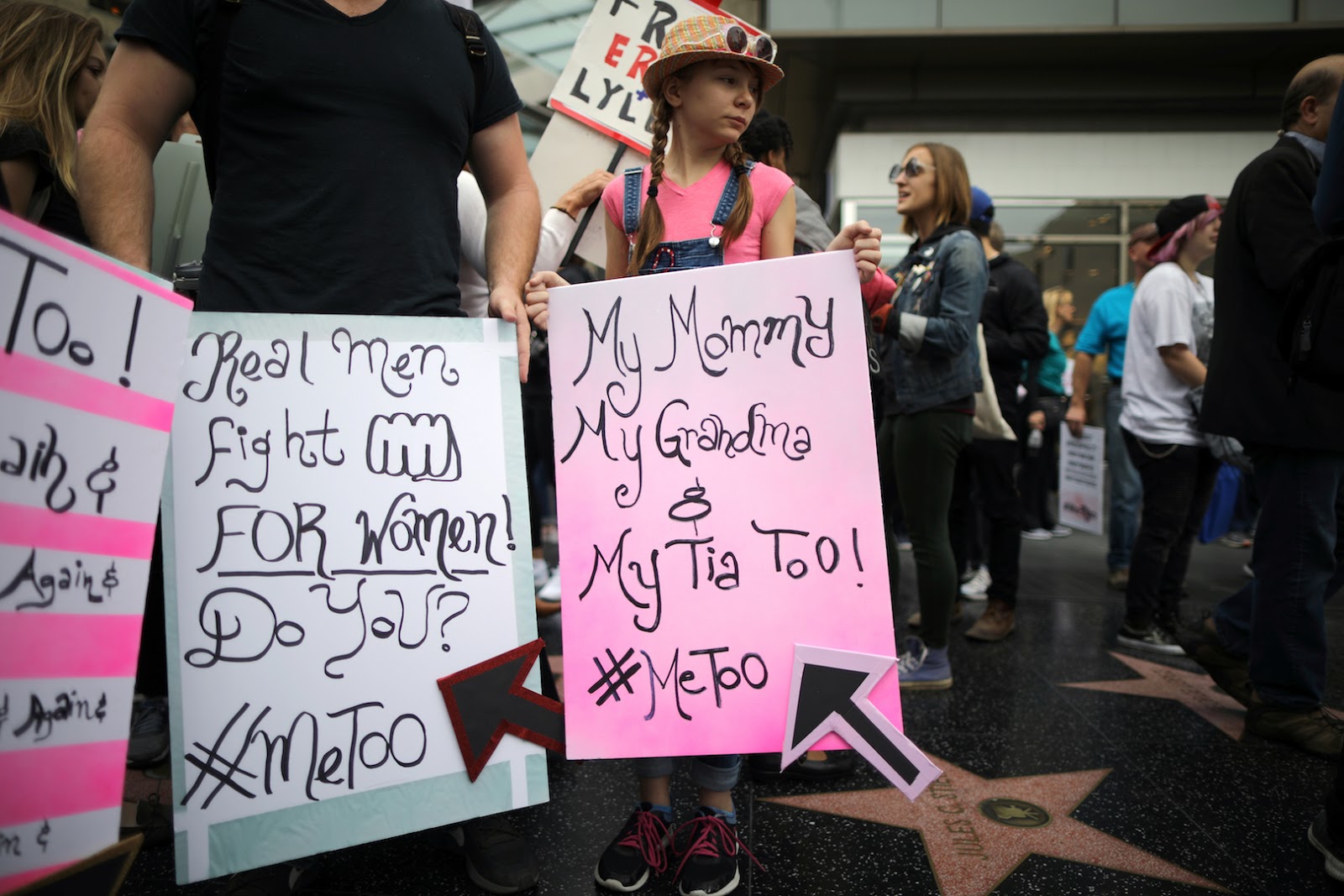 Weeds star Elizabeth Perkins holds sign naming actor James Woods as she ...