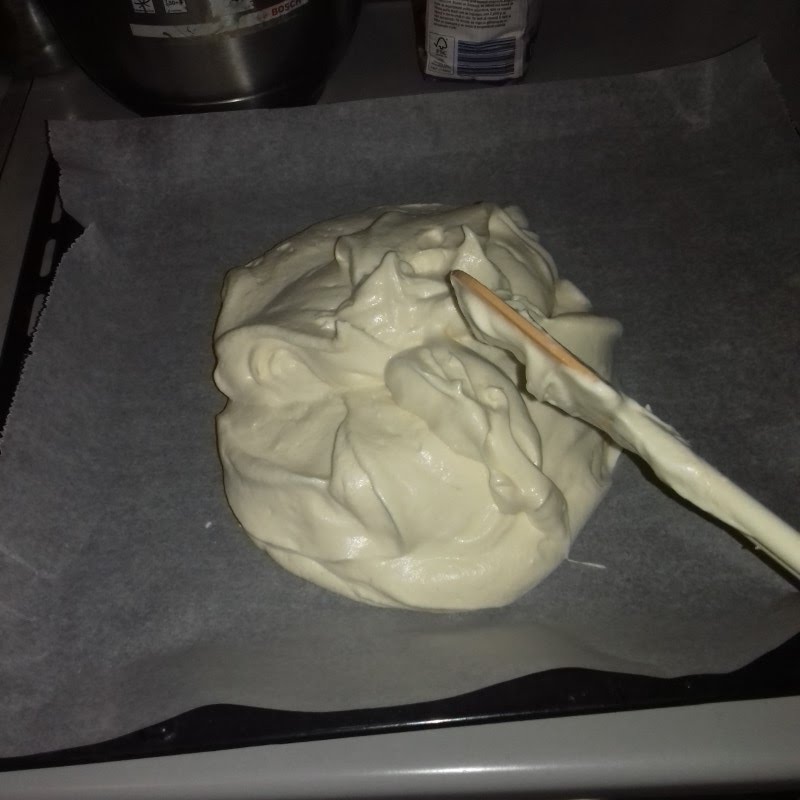 Rulada alba cu crema de unt cu bezea italiana si caramel