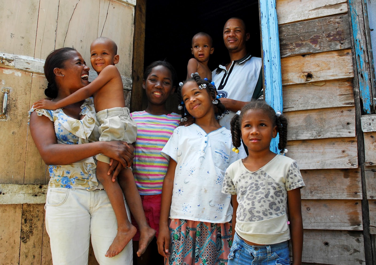 Dominicans in the US DO look whiter than those from the Dominican Republic.