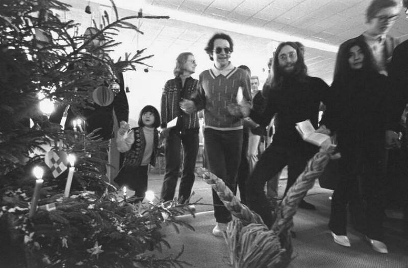 Meet the Beatles for Real: Rockin' Around the Christmas tree