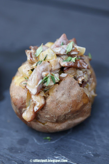 SILLÄ SIPULI: Uuniperunat sienitäytteellä