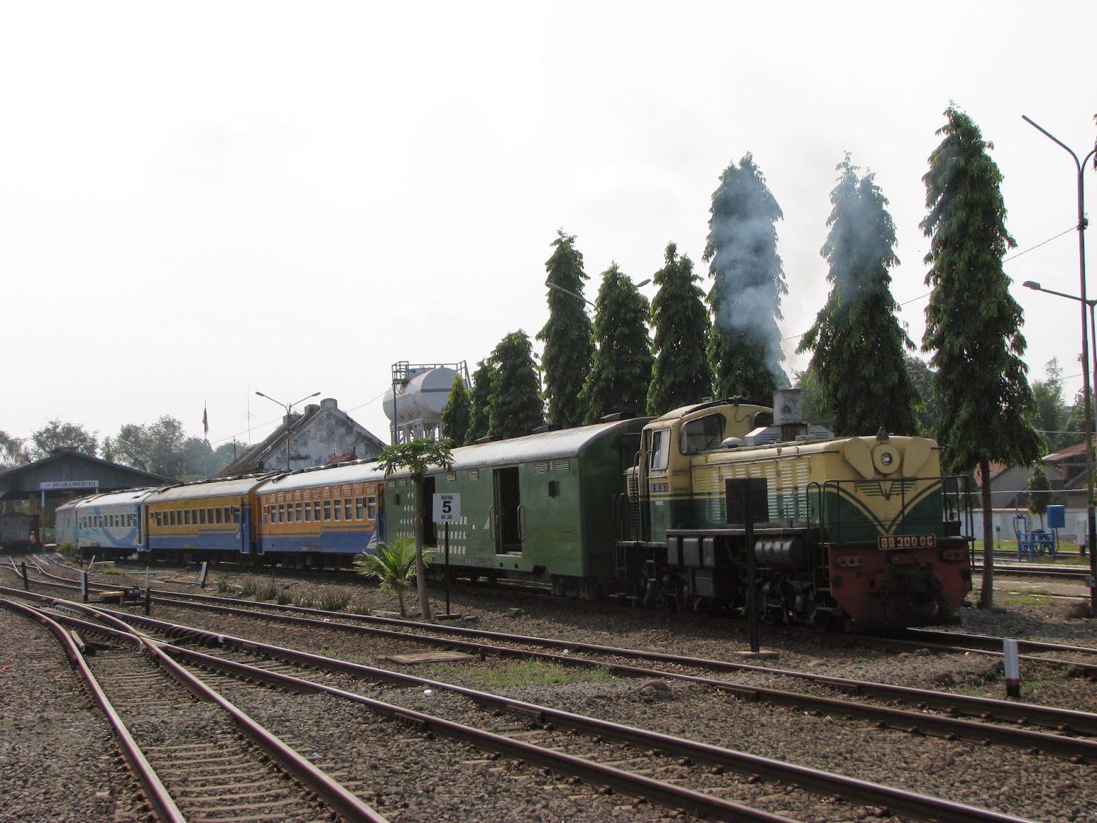 Kereta Api Indonesia: Lokomotif Seri BB300 58 01 Melangsir Rangkaian ...