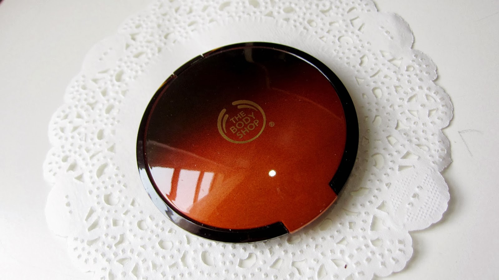 Details In The Fabric: REVIEW: The Body Shop | Honey Bronze Bronzing Powder