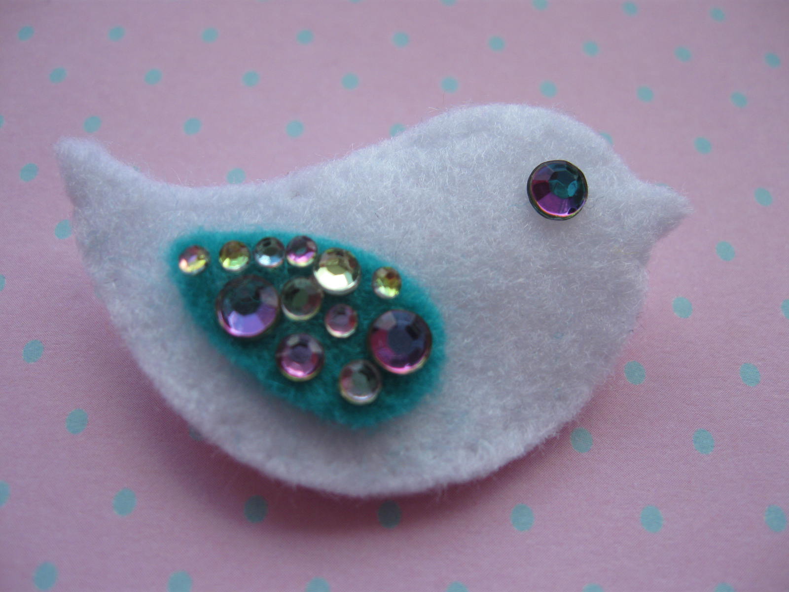 The Summerhouse by the sea: Little Felt Bird Brooch
