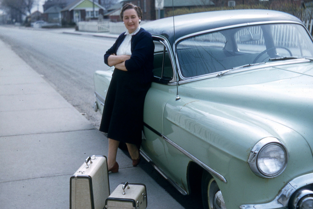 25 Beautiful Color Photos That Capture Everyday Life of Toronto During ...