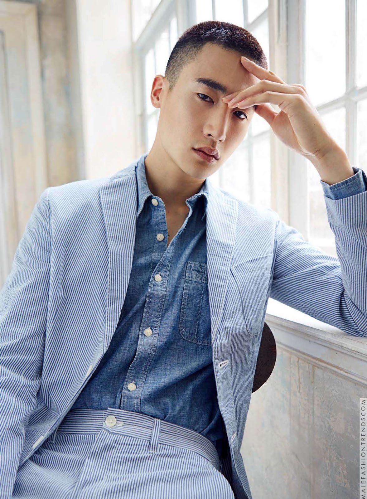 Sehan Lee luce los perfectos trajes de verano para GQ Tailandia