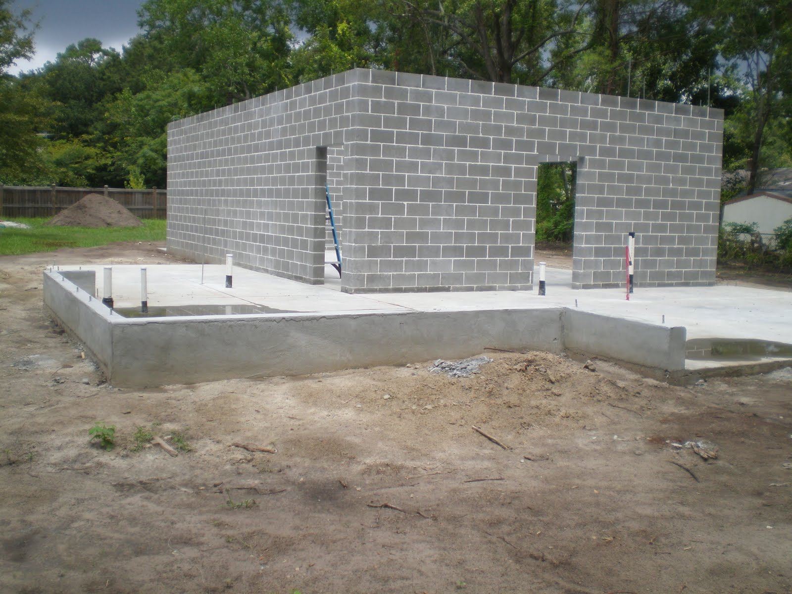 Charleston Modern: Progress :-) Concrete Cinderblock up!