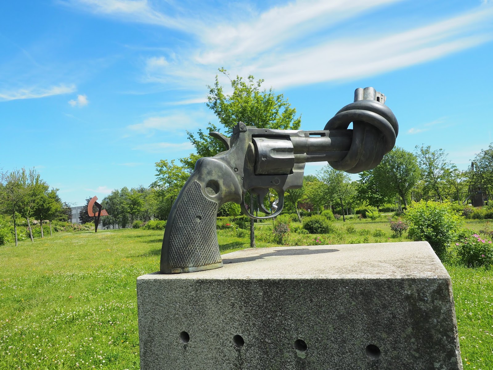 Dichisurile Ralucai: Luxembourg - "Knotted gun", a small sculpture with ...