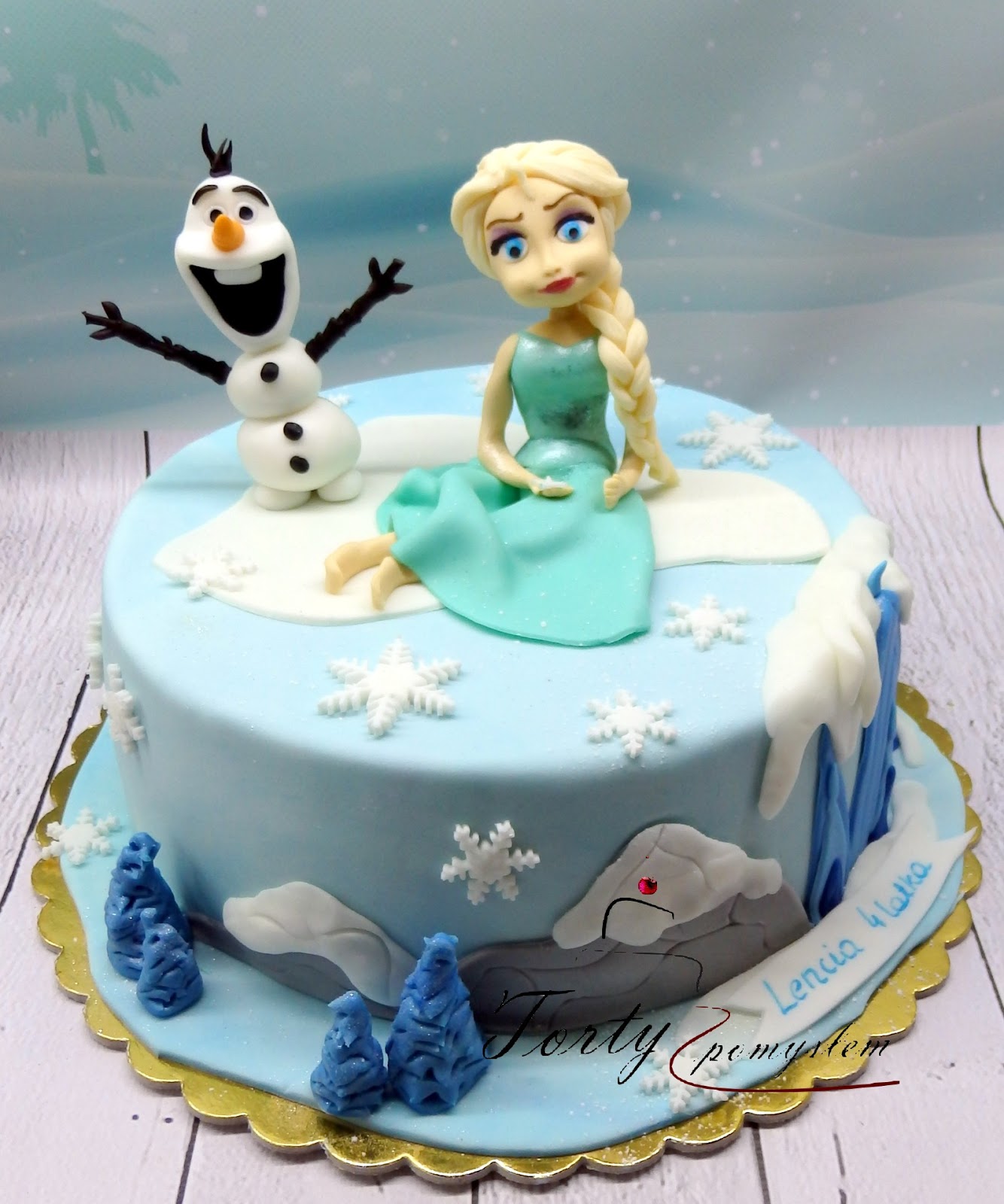 TORTY Z POMYSŁEM Kraków: Tort z Elsą i bałwankiem Olafem.