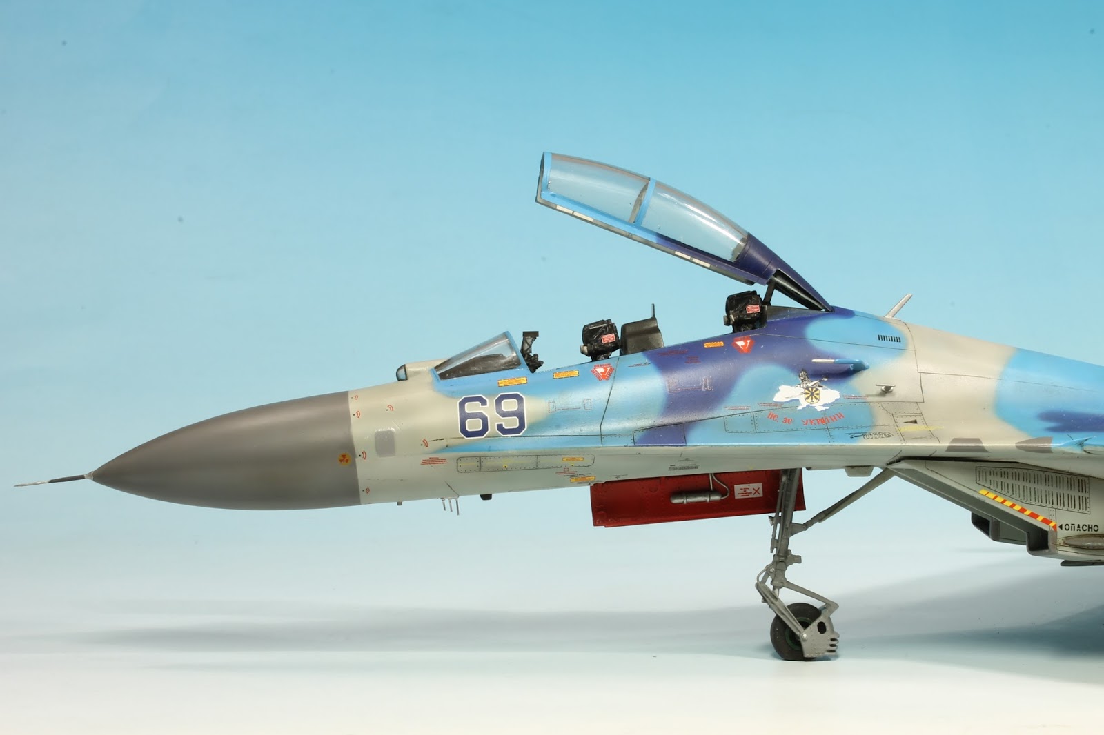 Istvan Michalko's scale models: Sukhoi Su-27UB Flanker-C, '69 blue ...