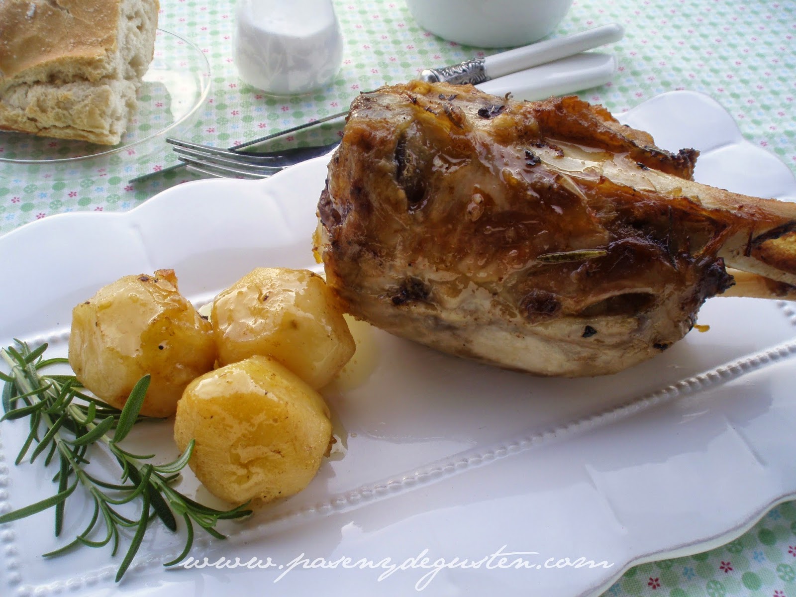 CODILLO ASADO CON ROMERO. - PASEN Y DEGUSTEN