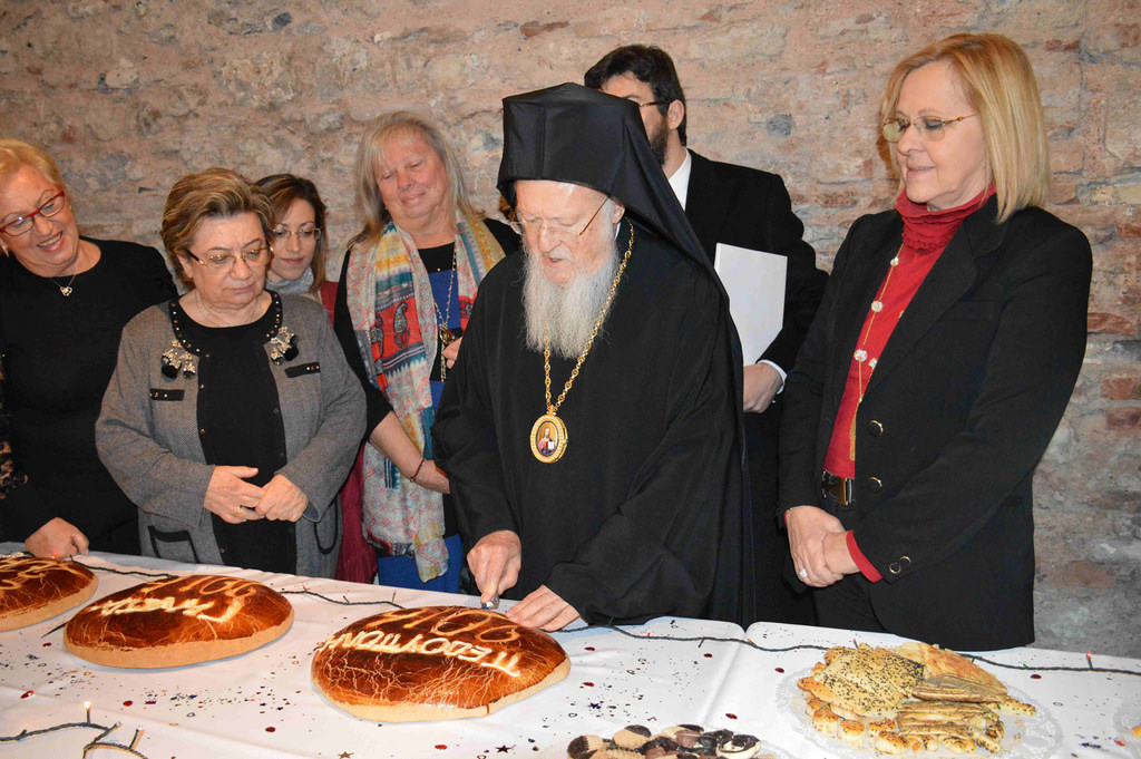 ΦΩΣ ΦΑΝΑΡΙΟΥ: ΠΑΡΟΥΣΙΑ ΤΟΥ ΠΑΤΡΙΑΡΧΟΥ Η ΚΟΠΗ ΤΗΣ ΠΡΩΤΟΧΡΟΝΙΑΤΙΚΗΣ ΠΙΤΑΣ ...