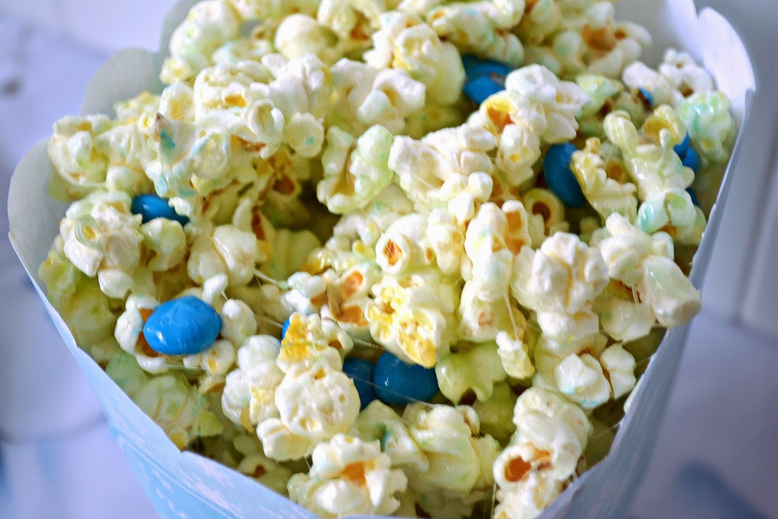 It's A Mom's World: Christmas Snowflake Crunch Popcorn--A Marshmallowy ...