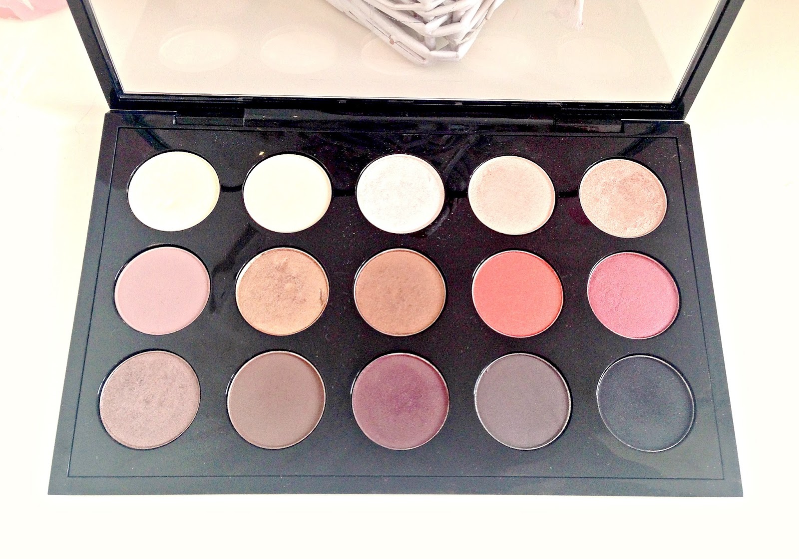 A Day in Beauty: My MAC Eye Shadow Palette & Swatches