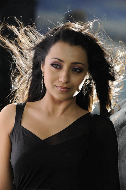 Hot Trisha: Trisha hot expressions in black saree in bodyguard movie