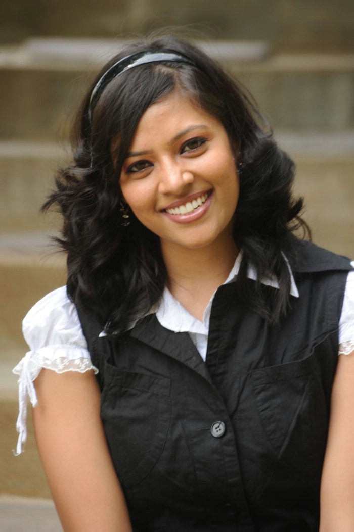 Telugu Actress Monika Sharma Stills Photo Gallery ~ Cinindya