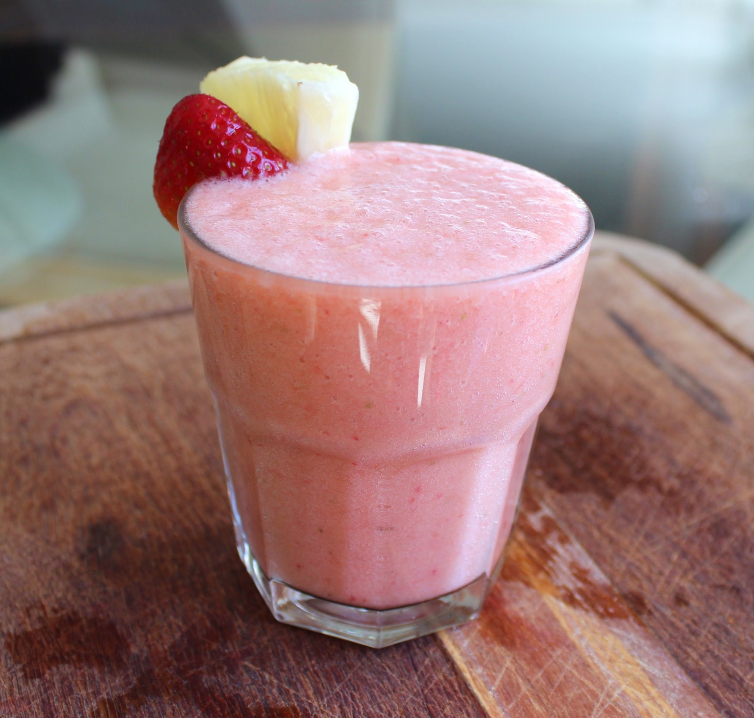 Smoothie de Morango, Abacaxi, Laranja e Banana - Melinda na Cozinha