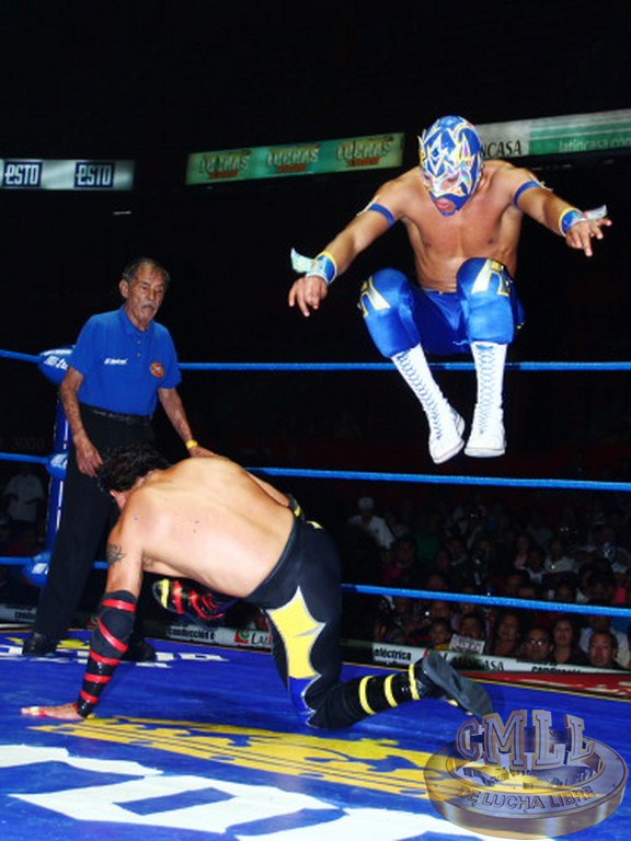 ESTRELLAS DEL RING.: El CMLL celebro a los papas en su día.