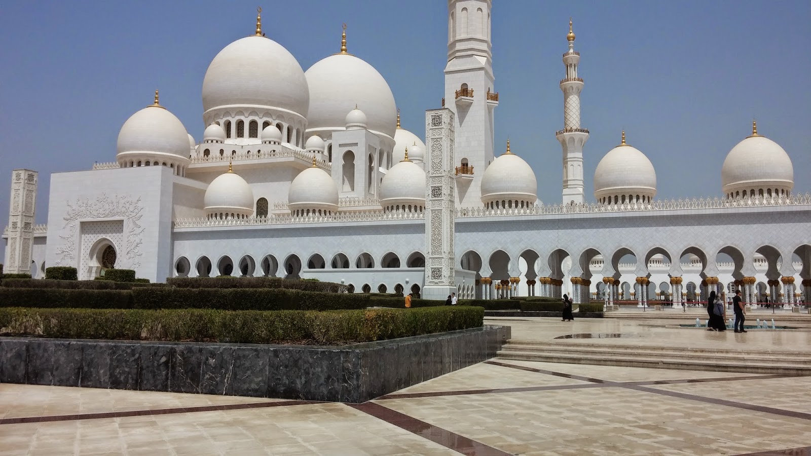 Mitt liv i sandlådan: Uppdatering av läget, en moské och en resevarning